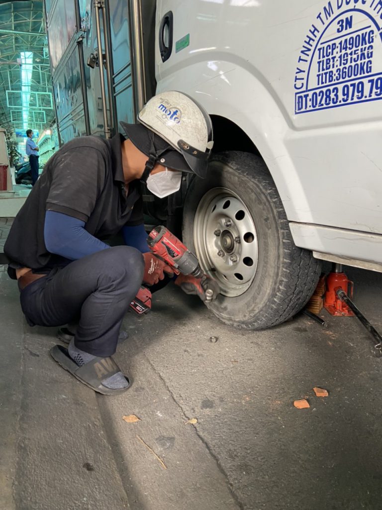 Vá lốp lưu động đường Tên Lửa Bình Tân phục vụ 24/24 bất kể ngày đêm.